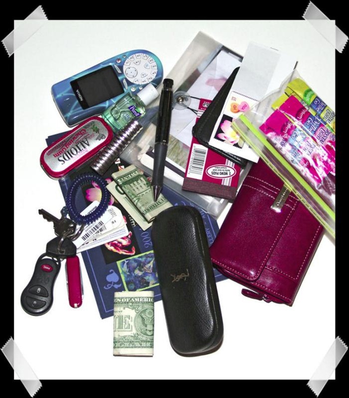 What do women carry in their handbags? | Amusing Planet